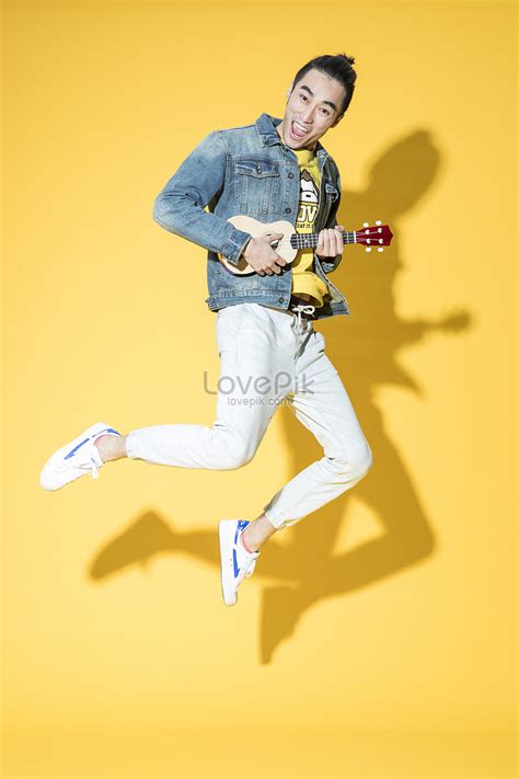 기타를 든 젊은 남자 사진 무료 다운로드 Lovepik