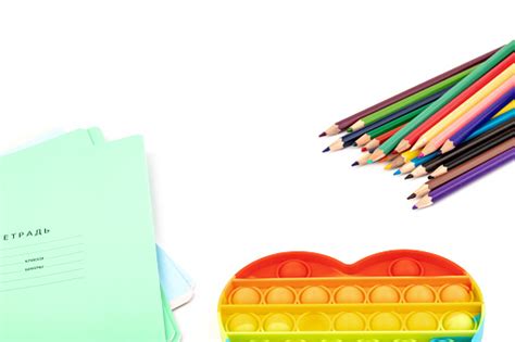 학교 용품 흰색 배경에 도면 및 실리콘 장난감 팝노트북 연필 교육의 개념 다시 학교 창의력과 학습 공간을 복사합니다 0명에 대한 스톡 사진 및 기타 이미지 Istock