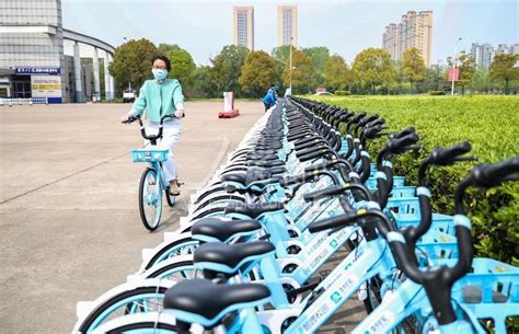 江苏淮安校园定制共享单车 助力文明城市创建 人民图片网