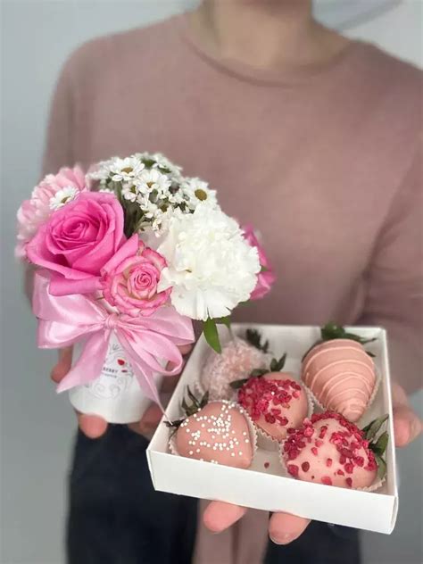 Комбо набор № 15 Клубника в шоколаде 5шт цветы в стаканчике с доставкой по Москве и Санкт