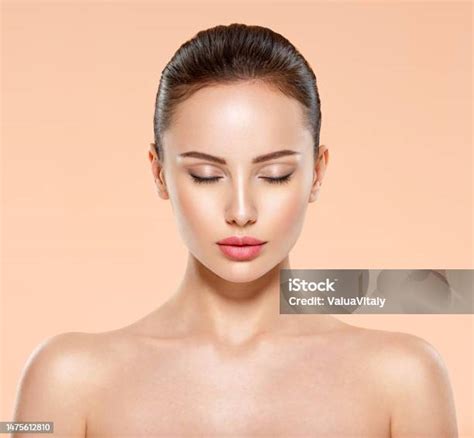 깨끗한 얼굴 닫힌 눈을 가진 아름다운 갈색 머리 여자의 초상화 깨끗하고 신선한 피부를 가진 젊은 여성의 얼굴을 클로즈업합니다 25 29세에 대한 스톡 사진 및 기타 이미지