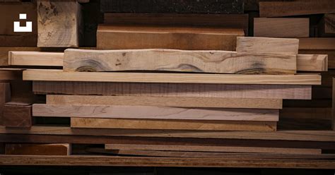 나무 널빤지 더미가 서로 겹쳐져 있습니다 사진 Unsplash의 무료 나무 질감 이미지