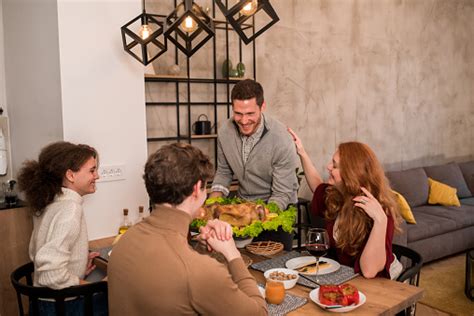 가족을 위한 맛있는 추수감사절 칠면조를 제공하는 아버지 가금류에 대한 스톡 사진 및 기타 이미지 가금류 가정 생활 가족 Istock