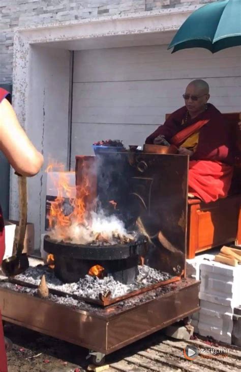 УИХ ын гишүүн Ц Цэрэнпунцаг тансаг сууцандаа Төвд лам нар залж 30 гаруй иргэн цуглуулан ном