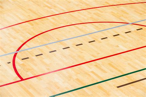 나무 바닥 배드민턴 풋살 핸드볼 배구 축구 축구 코트 나무로 되는 지 면에 표시 라인을 가진 스포츠 홀의 나무로 되는 마루 체육관 법원 농구 팀 스포츠에 대한 스톡 사진 및