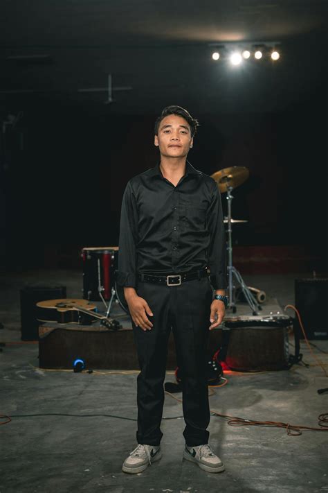 실내 검은 옷 공연 공연가 기타 기타리스트 남성 드러머 드럼 드럼 키트 라이브 공연 라이브 음악 락