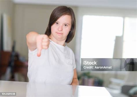 다운 증후군의 여 자가 집에서 화난 얼굴로 음수 기호 거절 거절 개념으로 혐오를 보여주는 개념에 대한 스톡 사진 및 기타 이미지 개념 개념과 주제 거절 Istock