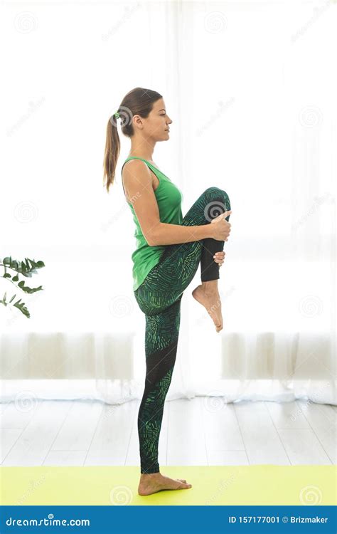 Junge Sportliche Frau Die Sich Zu Hause Beine Streckt Stockbild Bild