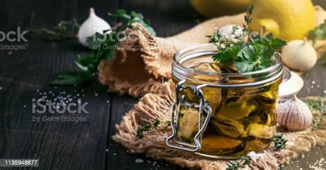 올리브 오일에 양 인데 통조림 유리 항아리 소박한 나무 부엌 테이블 배경 정물화 Dof 선택적 초점 0명에 대한 스톡 사진 및