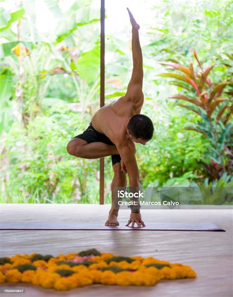 젊고 매력적이 고 피트 니스와 건강 한 라이프 스타일 컨셉의 아름 다운 열 대 Acroyoga와 웰빙 스튜디오에서 요가 트레이닝 균형 운동을 연습 하는 애 크로 뱃 남자의