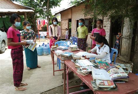 ဒက္ခိဏသီရိမြို့နယ်တွင် ကျေးလက်နေပြည်သူများထံ သုတ ရသ စာအုပ်စာစောင်များ လက်ဝယ်အရောက် ငှားရမ်းပေး