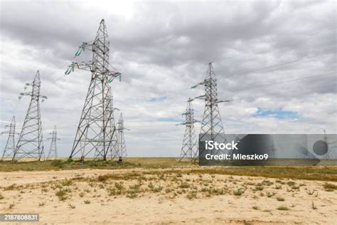 오후의 구름 낀 하늘 아래 광활한 사막 풍경을 가로질러 전선이 뻗어 있습니다 0명에 대한 스톡 사진 및 기타 이미지 0명 거리가 먼 건조한 Istock