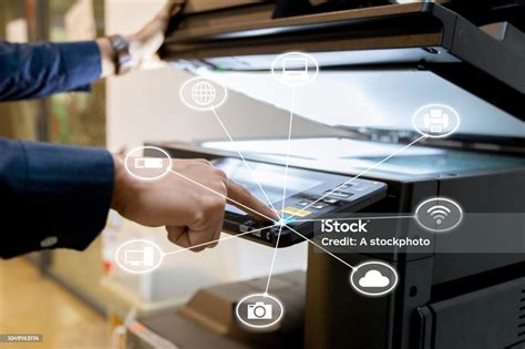 Bussiness 남자 핸드 프레스 버튼 아이콘 기술 프린터 스캐너 레이저 사무실 복사기와 프린터의 패널에 시작 개념을 제공합니다 Revolution에 대한 스톡 사진 및