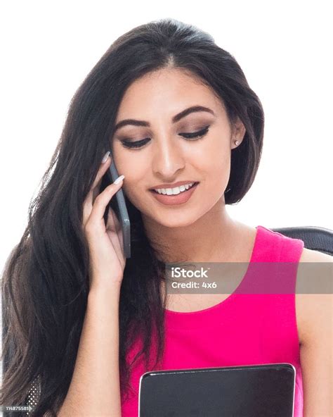 매력적인 라틴 아메리카 여자 앉아 그녀의 전화와 태블릿을 사용 하는 18 19세에 대한 스톡 사진 및 기타 이미지 18 19세 긍정적인 감정 표현 데이터 Istock