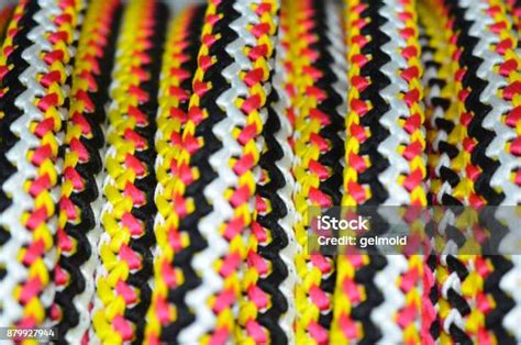 무거운 들기를 위한 멀티 컬러 로프의 공을 클로즈업을 로드 합니다 긴에 대한 스톡 사진 및 기타 이미지 긴 깃털 나뭇가지 Istock
