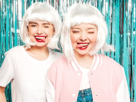Retrato De Moda De Dos Modelos Morenas Sonrientes En Ropa Casual De