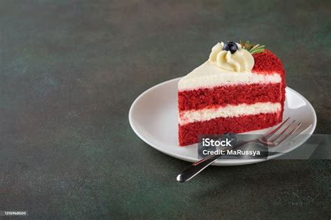 짙은 녹색 배경 위에 흰색 접시에 블루 베리와 레드 벨벳 케이크 공간을 복사합니다 레드벨벳케이크에 대한 스톡 사진 및 기타