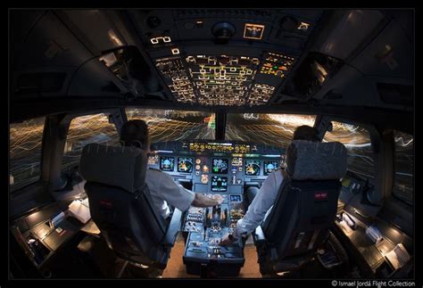 25 Awesome In Flight Photos Taken By Pilots From The Cockpit Cockpit Pilot Flight Deck