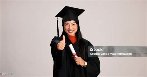 엄지 손가락 졸업 및 졸업장 성공 대학 학위 또는 수상을 위해 스튜디오에서 아시아 여성의 초상화와 함께 성취 교육 및 대학생과 흰색 배경에 있는 사람 모형 25 29세에