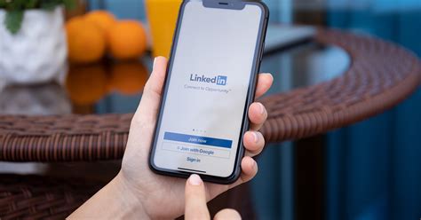Add Links To LinkedIn Stories With New Swipe Up Feature