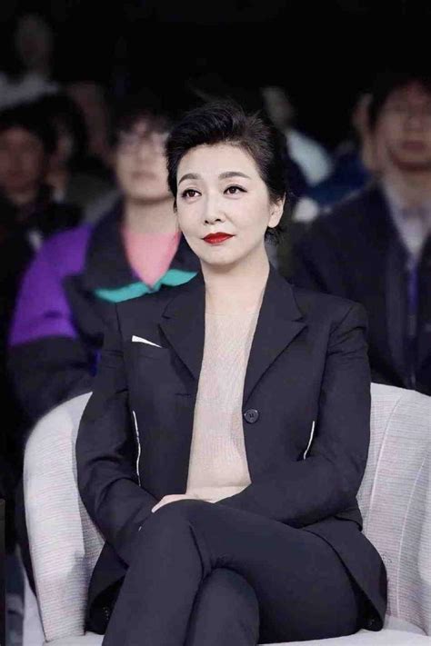江珊越老越敢穿，用 内浅外深”塑造气质感，裸色内搭像没穿一样