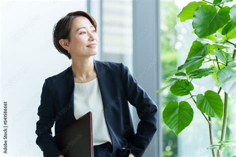 キャリアウーマンのポートレート Stock 写真 Adobe Stock