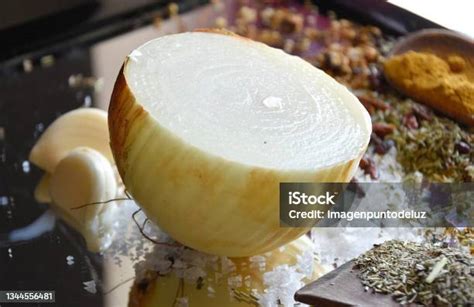 마늘과 매운 음식을 요리하기위한 다양한 향신료와 향기로운 허브로 반으로 자른 양파 건강한 식생활에 대한 스톡 사진 및 기타 이미지 건강한 식생활 로즈마리 마늘