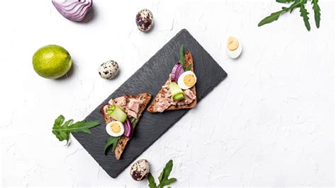 참치와 함께 토스트 참치 통조림 오이 메추라기 달걀과 양파를 곁들인 이탈리안 브루쉐타 샌드위치 밝은 배경에서 맛있는 아침 식사 또는 스낵 탑 뷰 0명에 대한 스톡 사진 및