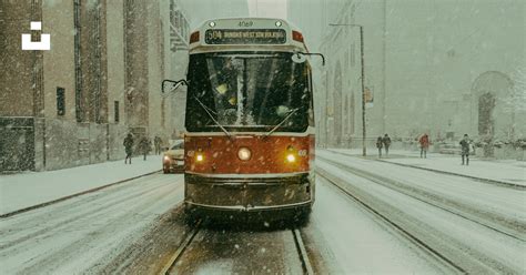 고층 빌딩 옆의 눈 덮인 거리를 달리는 기차 사진 Unsplash의 무료 자동차 이미지