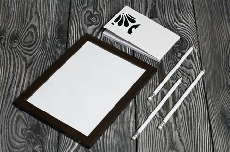 메모장과 흰색 연필은 흑백으로 칠해진 소나무 판에 놓여 있습니다 사진 프레임 근처 개체 그룹에 대한 스톡 사진 및 기타 이미지 개체 그룹 교육 그리기 Istock