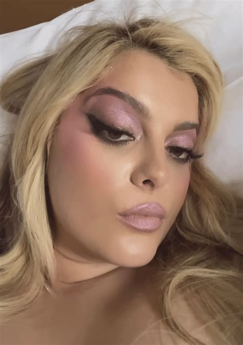 Bebe Rexha Rneckrolls