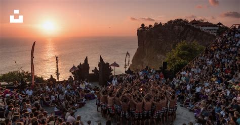 일몰 동안 수역 근처의 갈색 암석 위에 서 있는 사람들 사진 Unsplash의 무료 푸라 루후르 울루와투 이미지