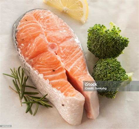 원시 연어입니다 허브와 레몬 흰색 배경에 고립 된 연어 빨간 생선 스테이크 고기에 대한 스톡 사진 및 기타 이미지 고기 고명 굽기 Istock