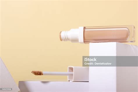 기하학적 모양의 배경에 파운데이션 컨실러 복사 공간이 있는 베이지 색 배경의 얼굴 보정기입니다 복사 공간을 갖춘 패키징 모형 개선에 대한 스톡 사진 및 기타 이미지 Istock