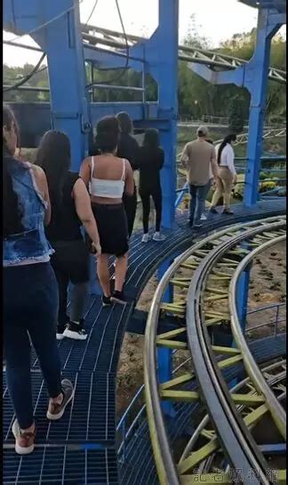 影／哥倫比亞遊樂園雲霄飛車突停故障 遊客驚魂20米高處步行下來 民生電子報