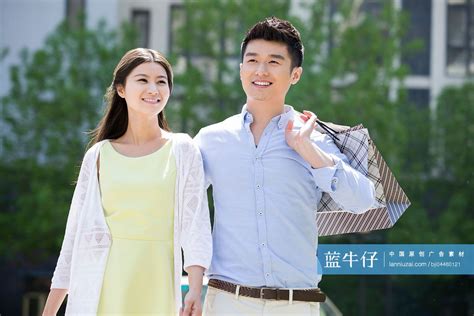 快乐的年轻情侣逛街购物 蓝牛仔影像 中国原创广告影像素材