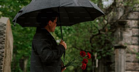 검은 우산을 머리에 씌우고 있는 여자 사진 Unsplash의 장례 이미지