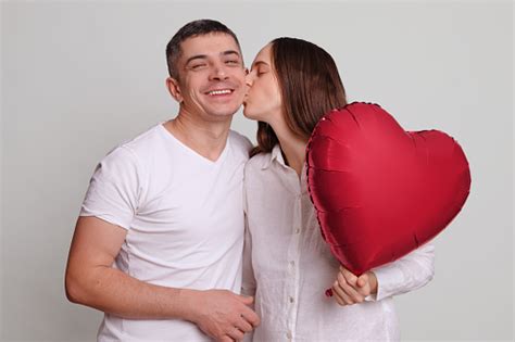 로맨틱한 남자와 여자가 하트 모양의 공기 풍선을 들고 키스 행복 즐거운 가족 사랑 커플 사랑과 따뜻한 감정을 표현하는 발렌타인 데이를 축하 2명에 대한 스톡 사진 및 기타