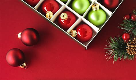 크리스마스 플랫 레이 와 휴일 디자인 개념 플랫 평신도 상단보기로 빨간색 종이 배경에 장식 장식 및 Xmas 선물 포장 12월에