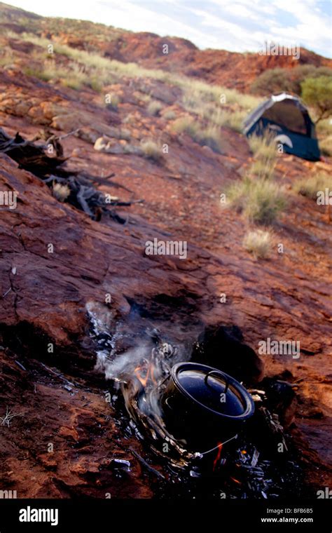 Bush Camping Kochen Billy Kann Fotos Und Bildmaterial In Hoher Auflösung Alamy