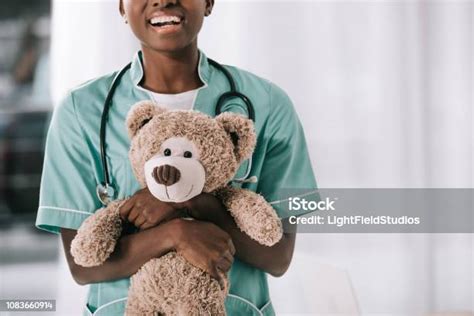 자른 아프리카계 미국인 간호사 청진 기 테 디 베어를 들고 웃 어 보기 간호사에 대한 스톡 사진 및 기타 이미지 간호사 건강관리와 의술 메디케어 Istock