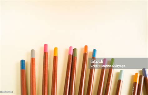 나무 케이스에 파스텔 연필 텍스트를위한 공간이있는 레이아웃 0명에 대한 스톡 사진 및 기타 이미지 0명 갈색 개체 그룹 Istock