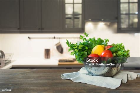 흐리게 배경입니다 빈 나무 탁상 현대 부엌 공간을 당신을 위해 고 귀하의 제품을 표시 합니다 주방 조리대에 대한 스톡 사진 및