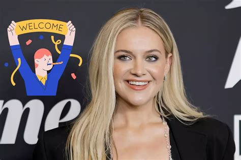 Kelsea Ballerini Suffers Wardrobe Malfunction Stops Her Show