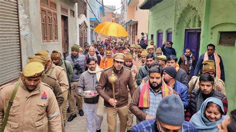 Sambhal Co Anuj Chaudhary Having Mace In Hand Leading Hindu Rath Yatra In Muslim Area हाथों