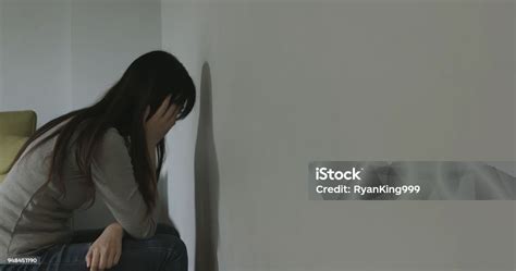 여자 느낌 우울증 가정의 방에 대한 스톡 사진 및 기타 이미지 가정의 방 거실 고독 부정적인 감정 표현 Istock