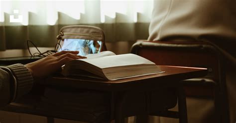 책과 노트북이 있는 테이블에 앉아 있는 사람 사진 Unsplash의 무료 책 이미지