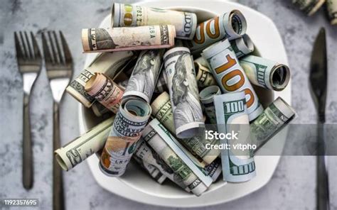 다양한 교단의 미국 현금 달러 지폐의 지폐는 음식에 돈을 지출의 상징으로 접시에 부어 0명에 대한 스톡 사진 및 기타 이미지 0명 가격 구매 Istock