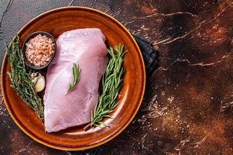 로즈마리와 백리향이 있는 소박한 접시에 생 가금류 칠면조 유방 필레 고기 어두운 배경 맨 위 보기 복사 공간 0명에 대한 스톡 사진 및 기타 이미지 Istock