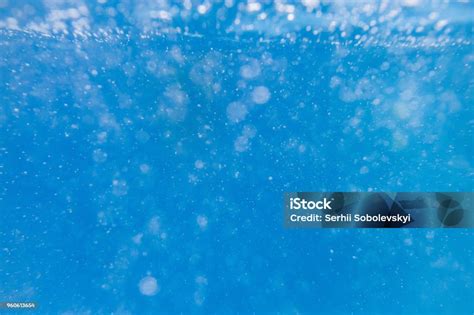 수 중 청록색 텍스처 거품과 Bokeh 빛으로 깨끗 하 고 맑은 물 배경 텍스트 디자인 공간 질감입니다 푸른 물 파란 수영장